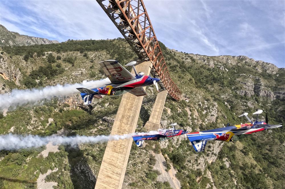 Flying Bulls mají další rekord. V Černé Hoře provedli skupinový přemet ...