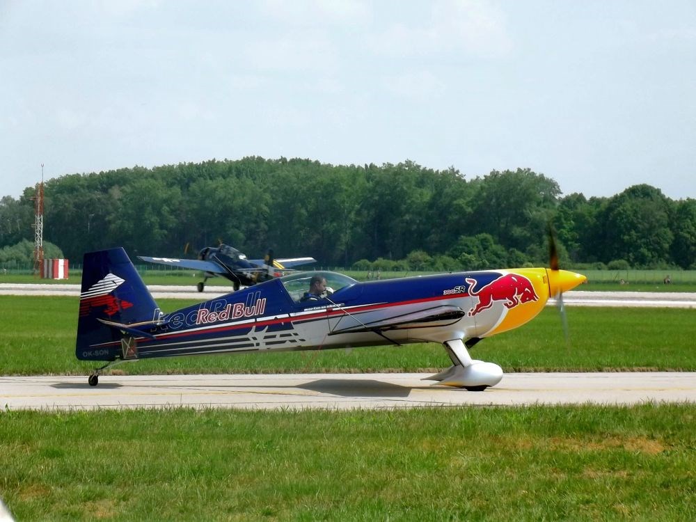 Extra 300 - Přehled letadel - Aeroweb.cz